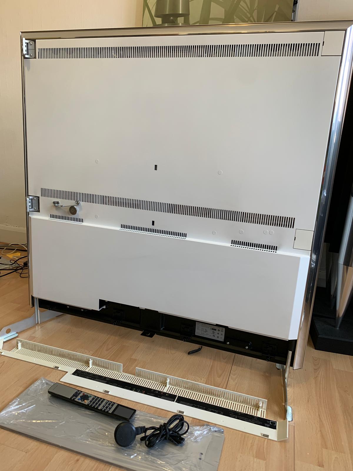 Bang & Olufsen BeoVision 10 - 40" MK2 with Wall Bracket and Beo 4 ...